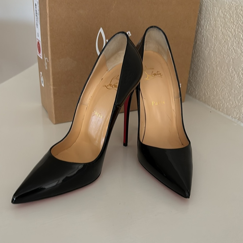 Christian Louboutin So Kate Heels. - Gem